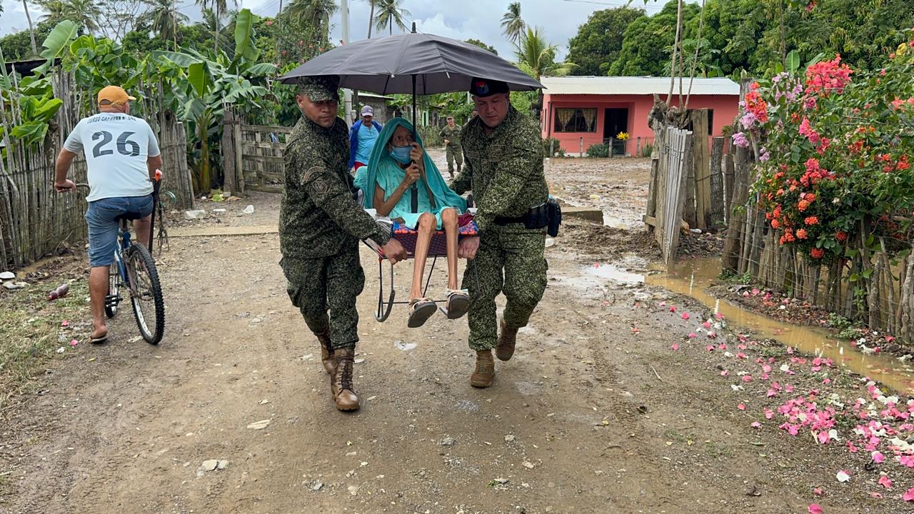 Armada de Colombia atiende emergencia climática en Lorica, Córdoba, por ...